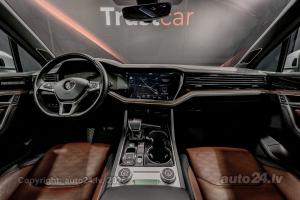 Pelēks Volkswagen Touareg 2018 Pērnava, ar dzinēja tilpumu 3.00 L un nobraukumu 219 tūkst. km par 31200 €, foto 19 vietnē AUTOMOTO.COM.LV