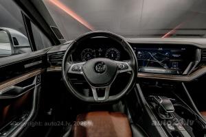 Pelēks Volkswagen Touareg 2018 Pērnava, ar dzinēja tilpumu 3.00 L un nobraukumu 219 tūkst. km par 31200 €, foto 20 vietnē AUTOMOTO.COM.LV