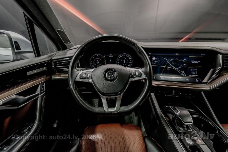 Pelēks Volkswagen Touareg 2018 Pērnava, ar dzinēja tilpumu 3.00 L un nobraukumu 219 tūkst. km par 31200 €, foto 20 vietnē AUTOMOTO.COM.LV