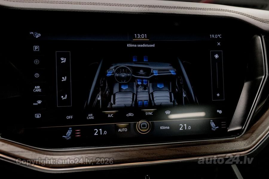 Pelēks Volkswagen Touareg 2018 Pērnava, ar dzinēja tilpumu 3.00 L un nobraukumu 219 tūkst. km par 31200 €, foto 30 vietnē AUTOMOTO.COM.LV