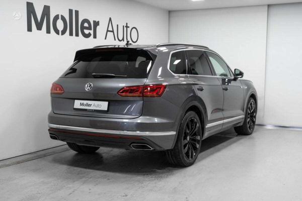 Pelēks Volkswagen Touareg 2019 Viļņa, ar dzinēja tilpumu 3.00 L un nobraukumu 176 tūkst. km par 34500 €, foto 3 vietnē AUTOMOTO.COM.LV