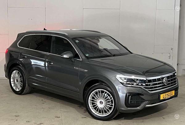 Grey Volkswagen Touareg 2019 in Klaipeda, with an engine capacity of 2.97 L and mileage of 215 thousand km for 29999 €, photo 3 on AUTOMOTO.COM.LV
