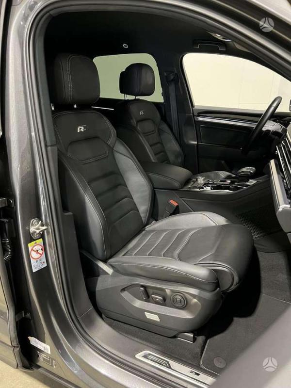 Grey Volkswagen Touareg 2019 in Klaipeda, with an engine capacity of 2.97 L and mileage of 215 thousand km for 29999 €, photo 4 on AUTOMOTO.COM.LV