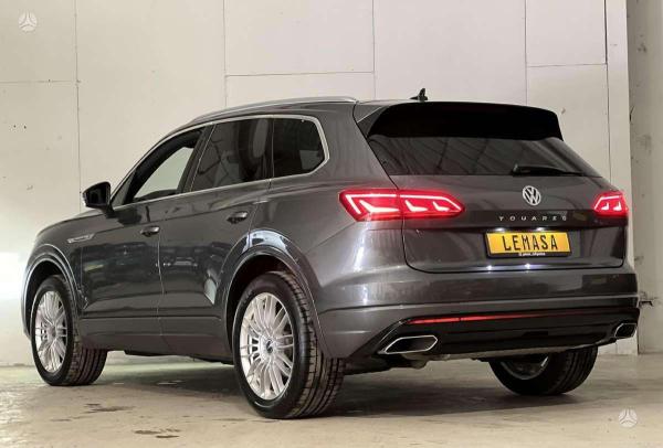 Grey Volkswagen Touareg 2019 in Klaipeda, with an engine capacity of 2.97 L and mileage of 215 thousand km for 29999 €, photo 5 on AUTOMOTO.COM.LV
