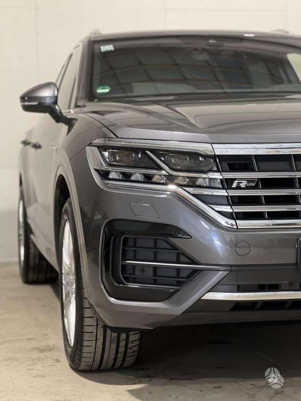 Grey Volkswagen Touareg 2019 in Klaipeda, with an engine capacity of 2.97 L and mileage of 215 thousand km for 29999 €, photo 6 on AUTOMOTO.COM.LV