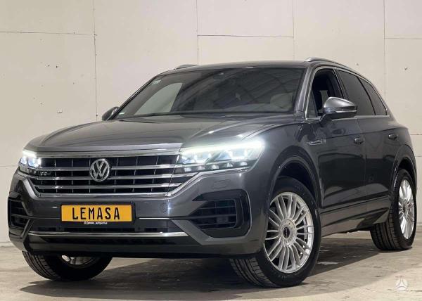 Grey Volkswagen Touareg 2019 in Klaipeda, with an engine capacity of 2.97 L and mileage of 215 thousand km for 29999 €, photo 11 on AUTOMOTO.COM.LV