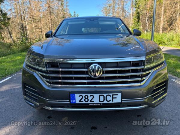 Grey Volkswagen Touareg 2019 in Tallinn, with an engine capacity of 3.00 L and mileage of 175 thousand km for 32900 €, photo 3 on AUTOMOTO.COM.LV
