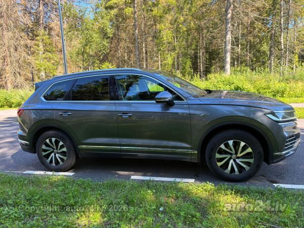 Grey Volkswagen Touareg 2019 in Tallinn, with an engine capacity of 3.00 L and mileage of 175 thousand km for 32900 €, photo 4 on AUTOMOTO.COM.LV