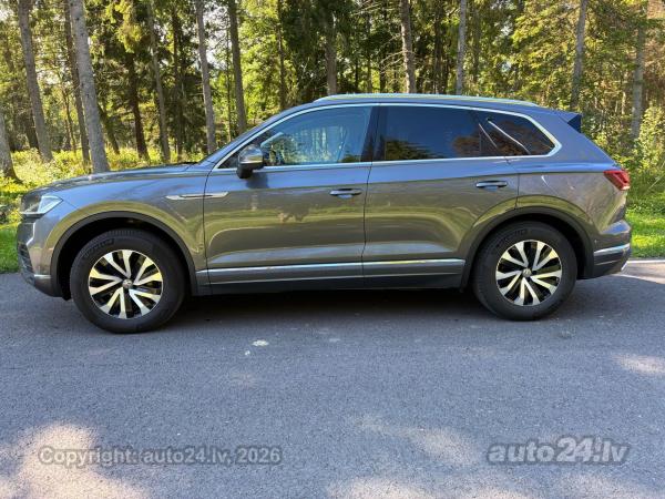 Grey Volkswagen Touareg 2019 in Tallinn, with an engine capacity of 3.00 L and mileage of 175 thousand km for 32900 €, photo 5 on AUTOMOTO.COM.LV