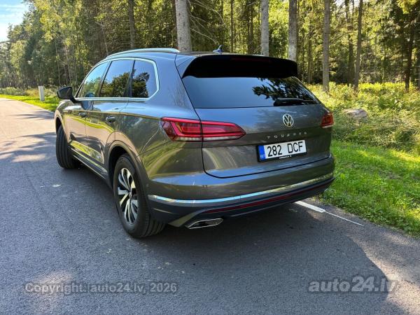 Grey Volkswagen Touareg 2019 in Tallinn, with an engine capacity of 3.00 L and mileage of 175 thousand km for 32900 €, photo 7 on AUTOMOTO.COM.LV