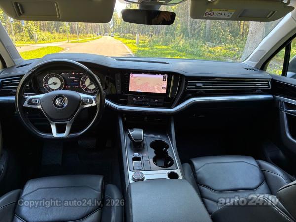 Grey Volkswagen Touareg 2019 in Tallinn, with an engine capacity of 3.00 L and mileage of 175 thousand km for 32900 €, photo 9 on AUTOMOTO.COM.LV