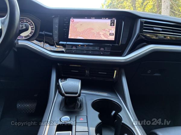 Grey Volkswagen Touareg 2019 in Tallinn, with an engine capacity of 3.00 L and mileage of 175 thousand km for 32900 €, photo 10 on AUTOMOTO.COM.LV