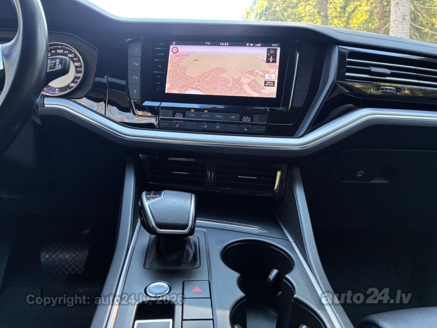 Pelēks Volkswagen Touareg 2019 Tallina, ar dzinēja tilpumu 3.00 L un nobraukumu 175 tūkst. km par 32900 €, foto 11 vietnē AUTOMOTO.COM.LV