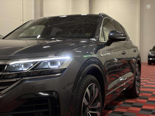 Grey Volkswagen Touareg 2019 in Vilnius, with an engine capacity of 2.97 L and mileage of 161 thousand km for 34500 €, photo 7 on AUTOMOTO.COM.LV