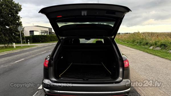 Grey Volkswagen Touareg 2019 in Tallinn, with an engine capacity of 3.00 L and mileage of 170 thousand km for 35999 €, photo 9 on AUTOMOTO.COM.LV