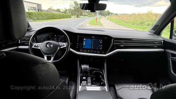 Grey Volkswagen Touareg 2019 in Tallinn, with an engine capacity of 3.00 L and mileage of 170 thousand km for 35999 €, photo 11 on AUTOMOTO.COM.LV