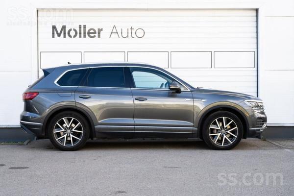 Grey Volkswagen Touareg 2019 in Riga, with an engine capacity of 3.00 L and mileage of 124 thousand km for 30950 €, photo 6 on AUTOMOTO.COM.LV