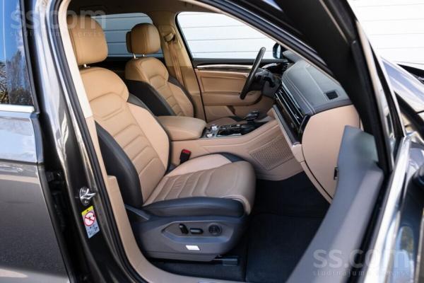 Grey Volkswagen Touareg 2019 in Riga, with an engine capacity of 3.00 L and mileage of 124 thousand km for 30950 €, photo 7 on AUTOMOTO.COM.LV