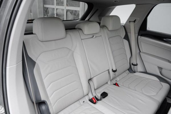 Grey Volkswagen Touareg 2020 in Riga, with an engine capacity of 3.00 L and mileage of 111 thousand km for 45950 €, photo 11 on AUTOMOTO.COM.LV