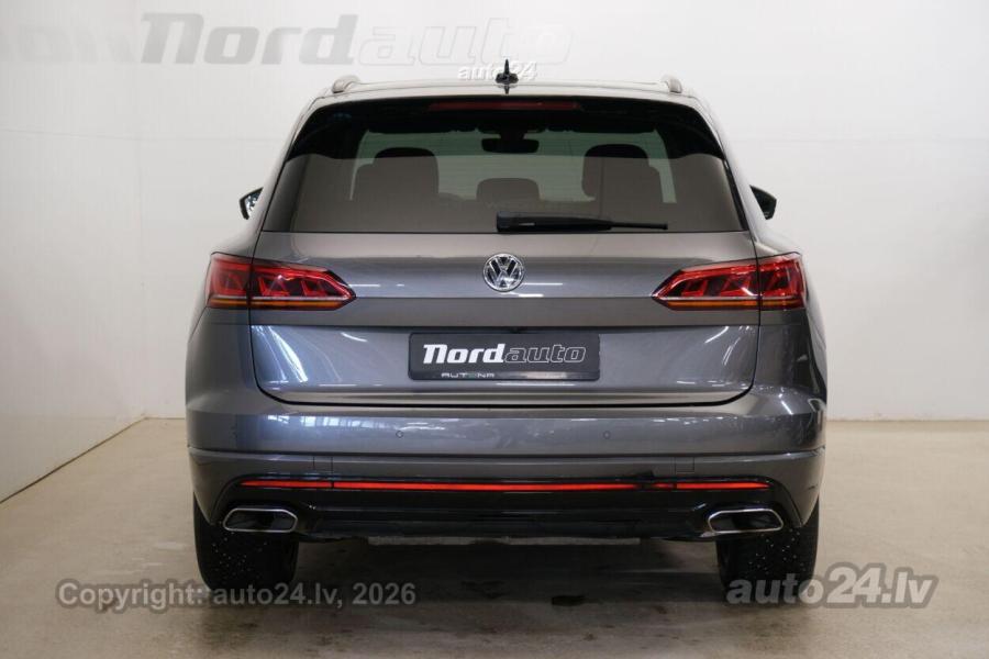 Grey Volkswagen Touareg 2020 in Tallinn, with an engine capacity of 3.00 L and mileage of 156 thousand km for 39900 €, photo 4 on AUTOMOTO.COM.LV