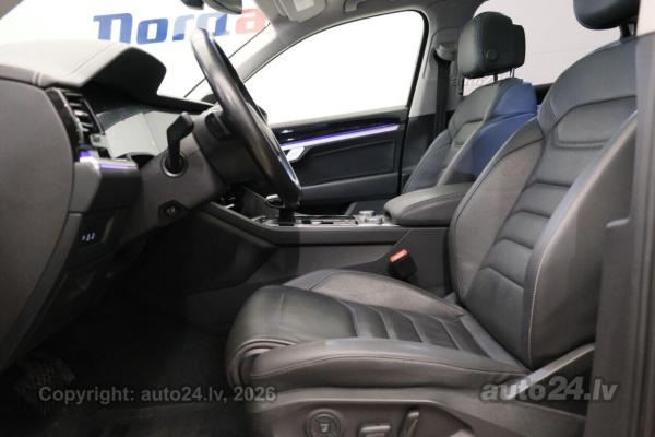 Grey Volkswagen Touareg 2020 in Tallinn, with an engine capacity of 3.00 L and mileage of 156 thousand km for 39900 €, photo 5 on AUTOMOTO.COM.LV