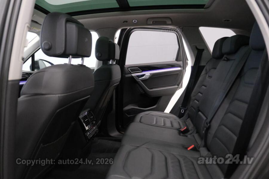 Grey Volkswagen Touareg 2020 in Tallinn, with an engine capacity of 3.00 L and mileage of 156 thousand km for 39900 €, photo 6 on AUTOMOTO.COM.LV