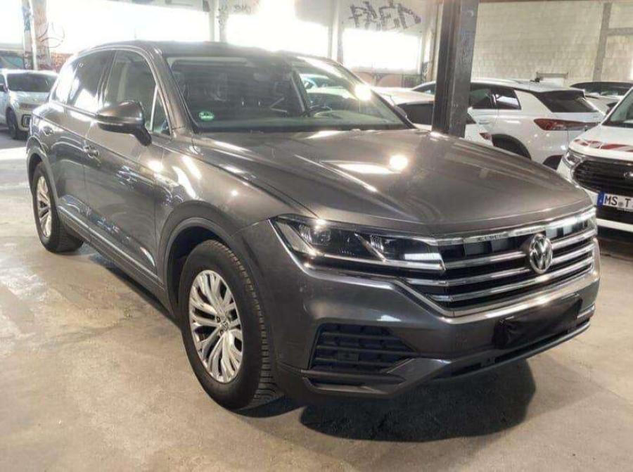 Pelēks Volkswagen Touareg 2020 Radviliškis, ar dzinēja tilpumu 2.97 L un nobraukumu 211 tūkst. km par 24500 €, foto 1 vietnē AUTOMOTO.COM.LV