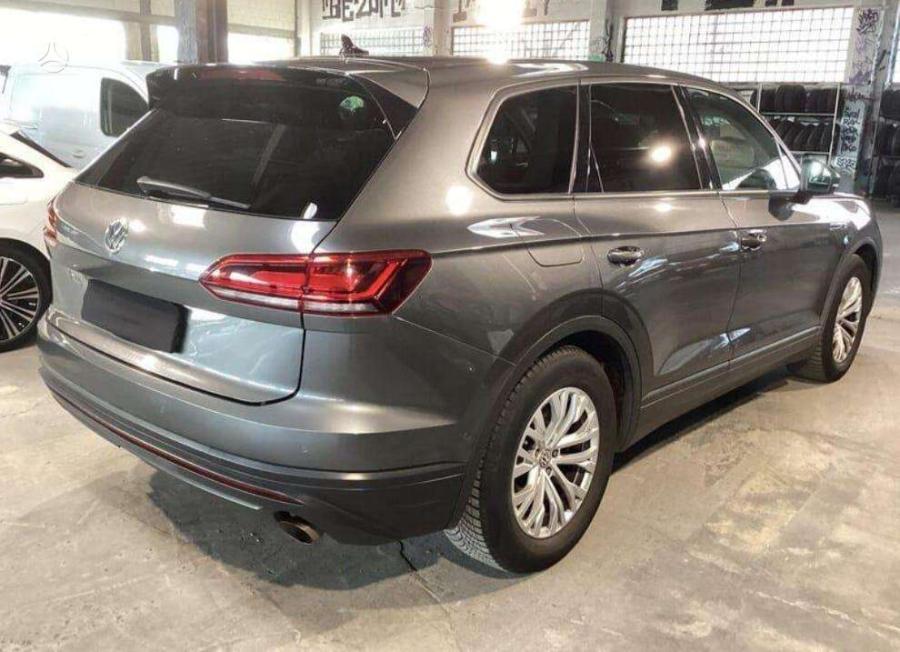 Pelēks Volkswagen Touareg 2020 Radviliškis, ar dzinēja tilpumu 2.97 L un nobraukumu 211 tūkst. km par 24500 €, foto 3 vietnē AUTOMOTO.COM.LV