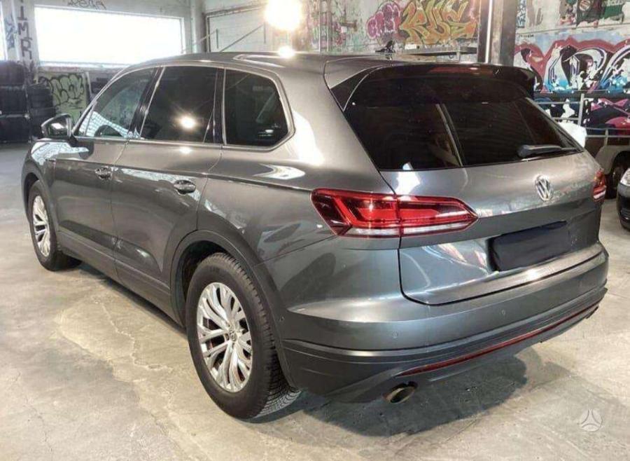 Pelēks Volkswagen Touareg 2020 Radviliškis, ar dzinēja tilpumu 2.97 L un nobraukumu 211 tūkst. km par 24500 €, foto 4 vietnē AUTOMOTO.COM.LV