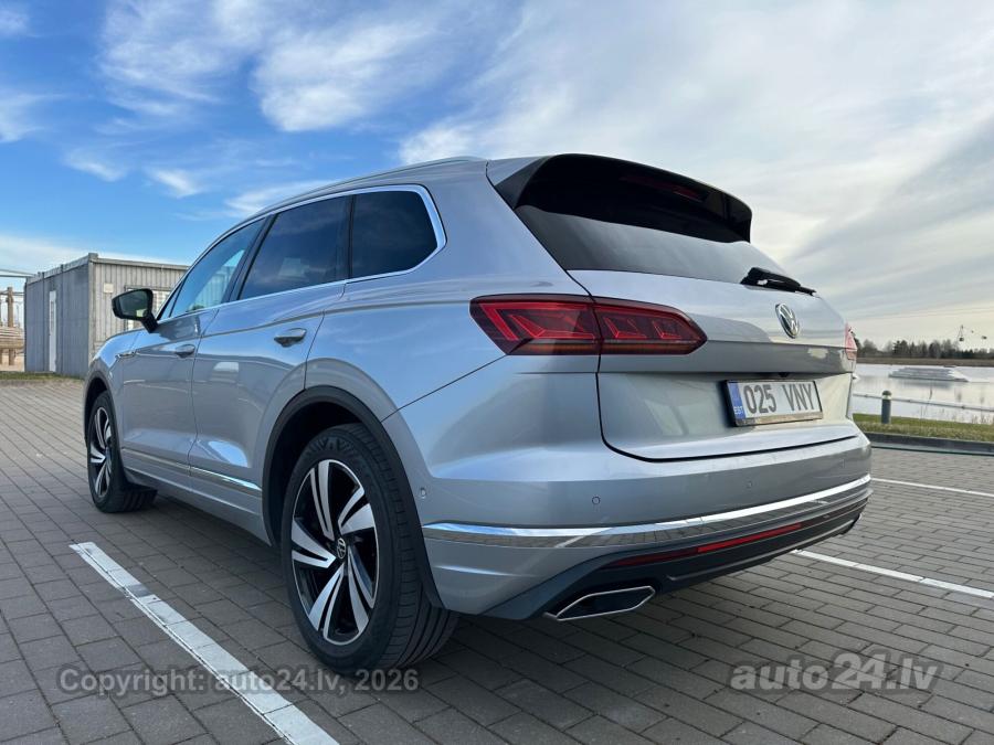 Grey Volkswagen Touareg 2020 in Tallinn, with an engine capacity of 3.00 L and mileage of 152 thousand km for 46000 €, photo 7 on AUTOMOTO.COM.LV