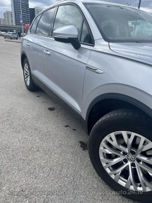 Pelēks Volkswagen Touareg 2020 Tallina, ar dzinēja tilpumu 3.00 L un nobraukumu 112 tūkst. km par 30500 €, foto 3 vietnē AUTOMOTO.COM.LV