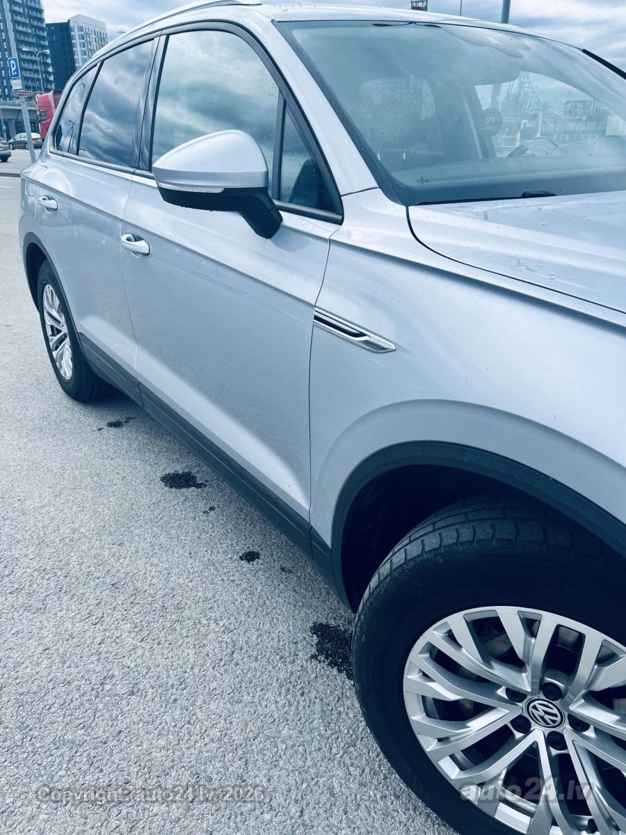 Pelēks Volkswagen Touareg 2020 Tallina, ar dzinēja tilpumu 3.00 L un nobraukumu 112 tūkst. km par 30500 €, foto 7 vietnē AUTOMOTO.COM.LV