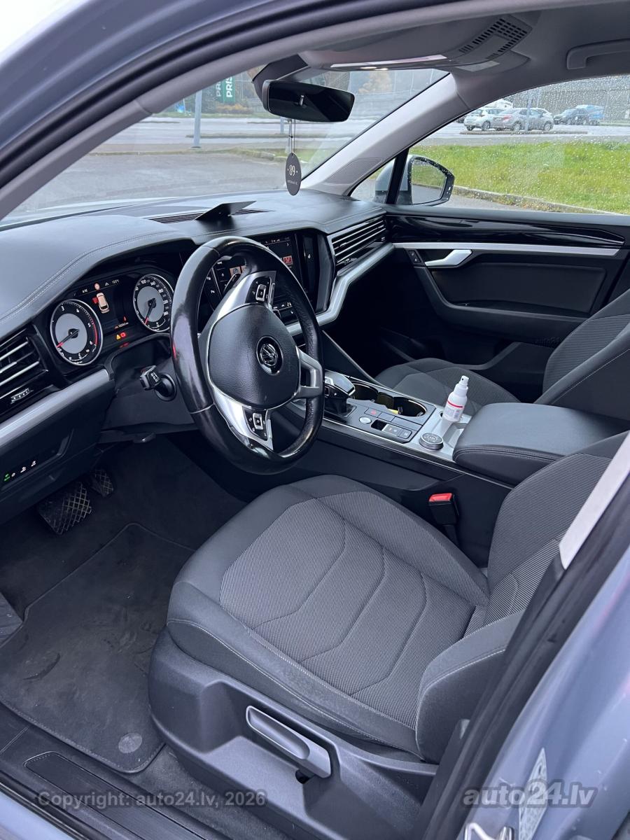 Pelēks Volkswagen Touareg 2020 Tallina, ar dzinēja tilpumu 3.00 L un nobraukumu 112 tūkst. km par 30500 €, foto 13 vietnē AUTOMOTO.COM.LV