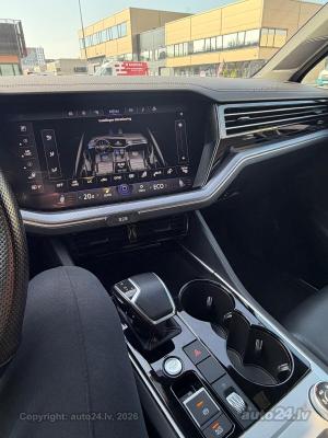 Grey Volkswagen Touareg 2020 in Tallinn, with an engine capacity of 3.00 L and mileage of 119 thousand km for 50000 €, photo 12 on AUTOMOTO.COM.LV