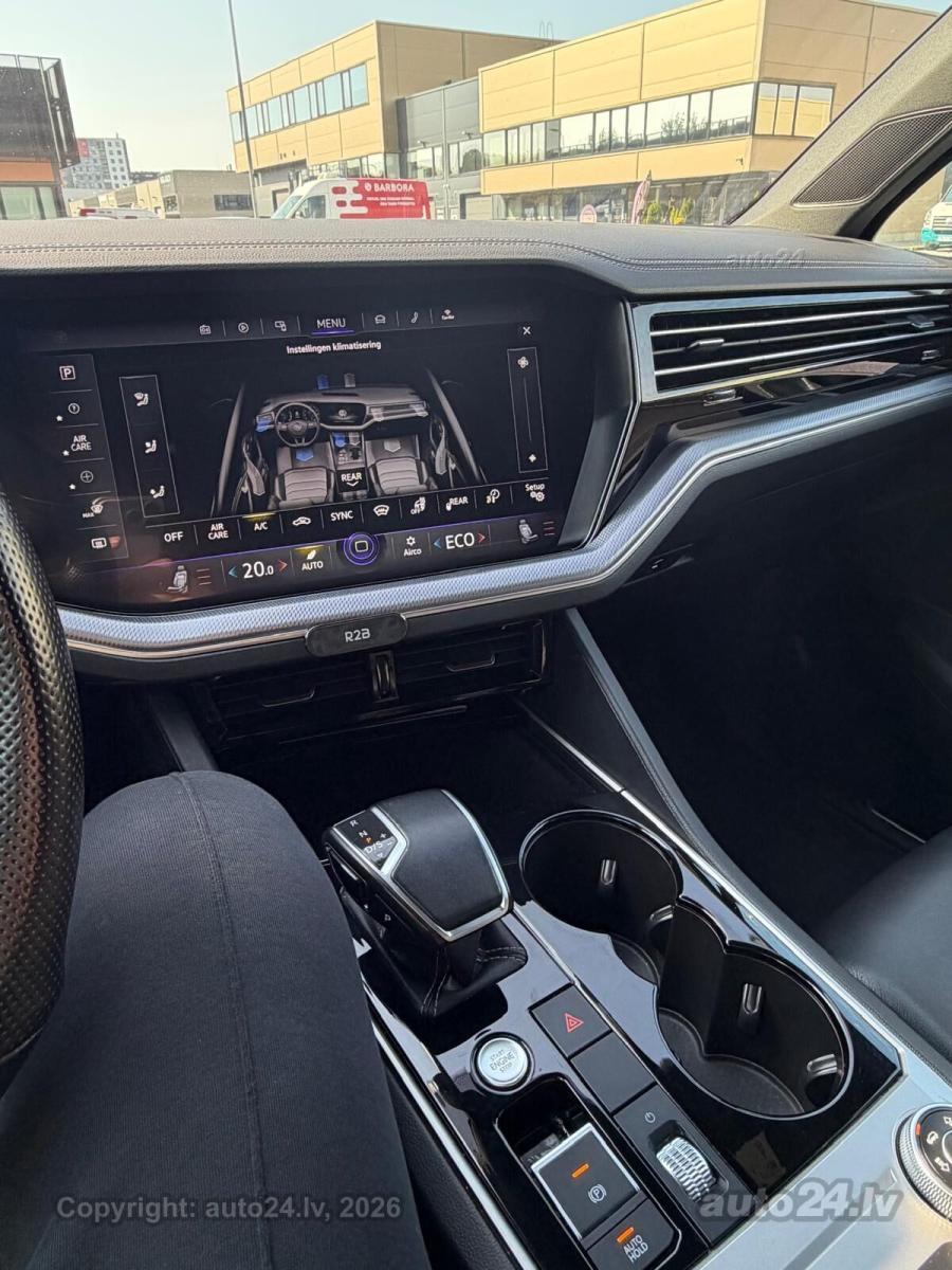 Grey Volkswagen Touareg 2020 in Tallinn, with an engine capacity of 3.00 L and mileage of 119 thousand km for 50000 €, photo 12 on AUTOMOTO.COM.LV