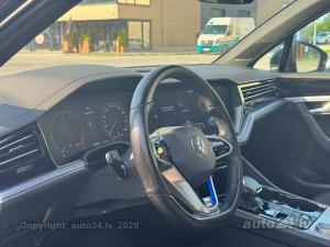 Grey Volkswagen Touareg 2020 in Tallinn, with an engine capacity of 3.00 L and mileage of 119 thousand km for 50000 €, photo 14 on AUTOMOTO.COM.LV