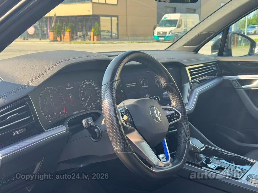 Grey Volkswagen Touareg 2020 in Tallinn, with an engine capacity of 3.00 L and mileage of 119 thousand km for 50000 €, photo 14 on AUTOMOTO.COM.LV