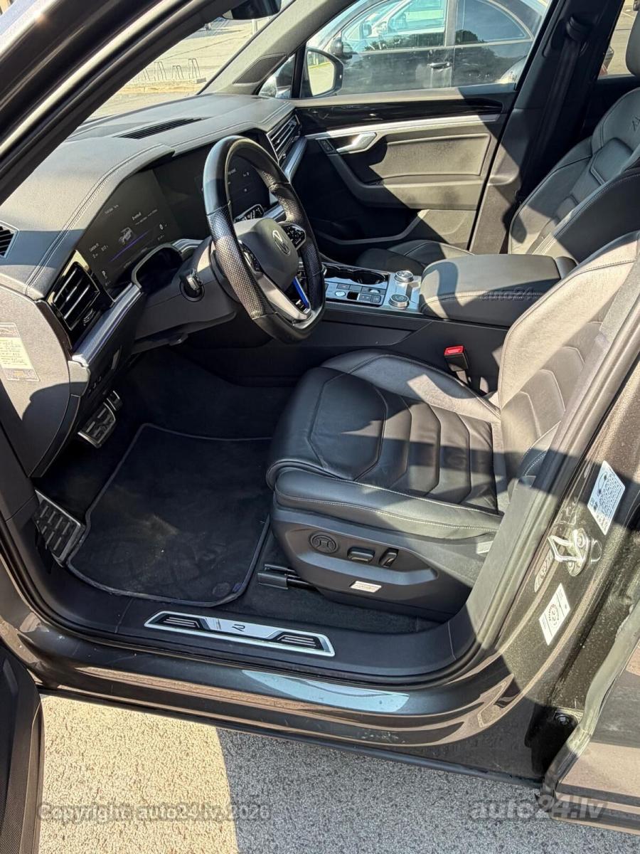 Grey Volkswagen Touareg 2020 in Tallinn, with an engine capacity of 3.00 L and mileage of 119 thousand km for 50000 €, photo 16 on AUTOMOTO.COM.LV