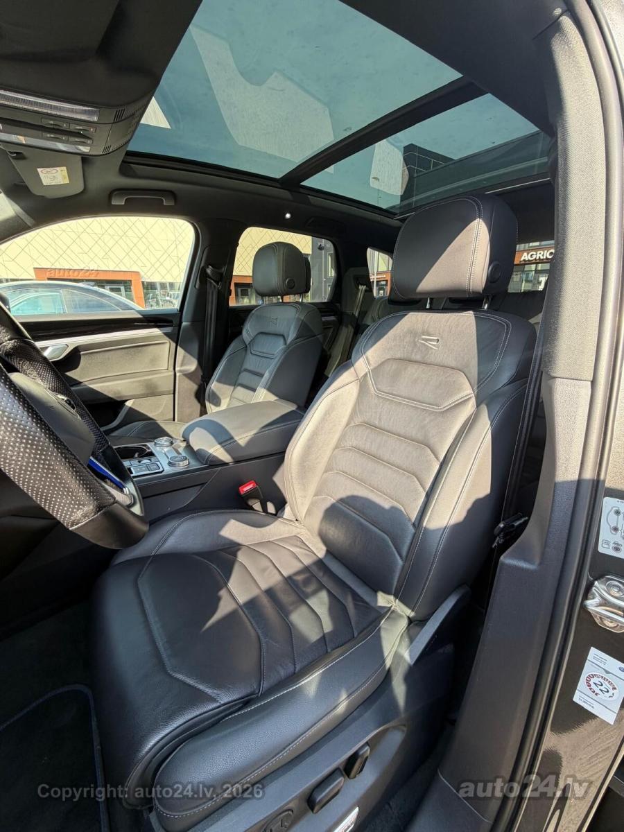Grey Volkswagen Touareg 2020 in Tallinn, with an engine capacity of 3.00 L and mileage of 119 thousand km for 50000 €, photo 17 on AUTOMOTO.COM.LV