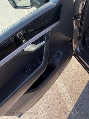 Grey Volkswagen Touareg 2020 in Tallinn, with an engine capacity of 3.00 L and mileage of 119 thousand km for 50000 €, photo 19 on AUTOMOTO.COM.LV