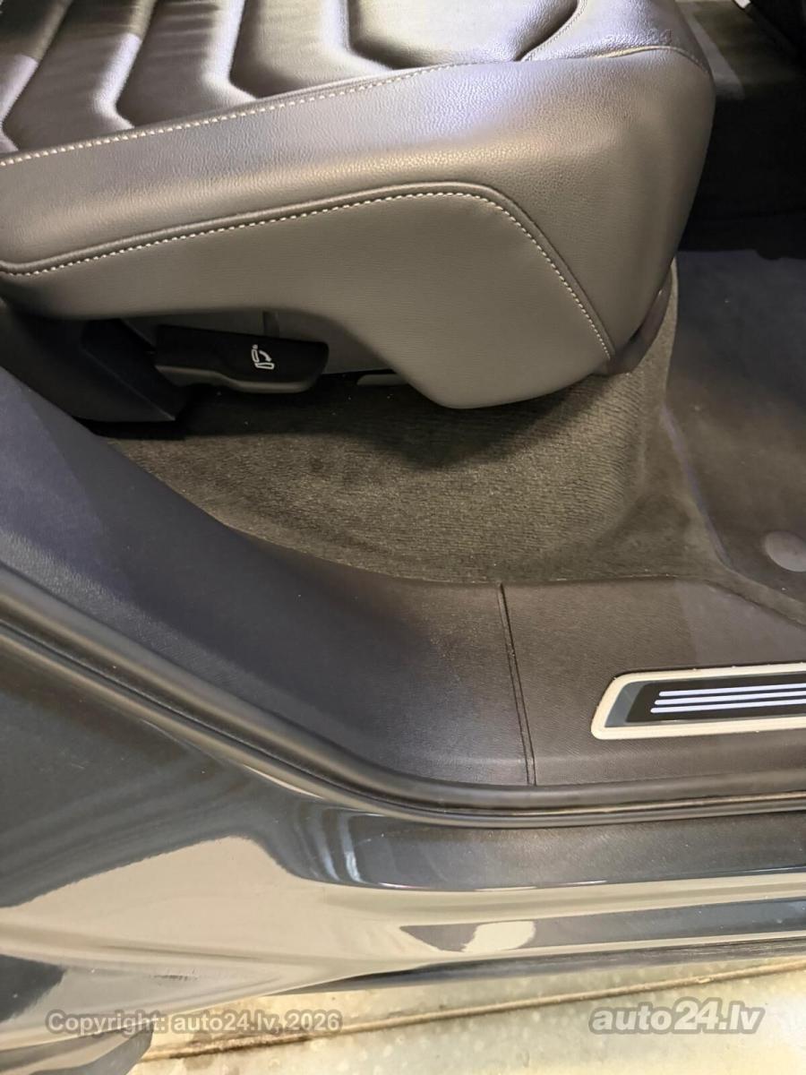 Grey Volkswagen Touareg 2020 in Tallinn, with an engine capacity of 3.00 L and mileage of 119 thousand km for 50000 €, photo 20 on AUTOMOTO.COM.LV