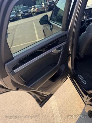 Grey Volkswagen Touareg 2020 in Tallinn, with an engine capacity of 3.00 L and mileage of 119 thousand km for 50000 €, photo 24 on AUTOMOTO.COM.LV