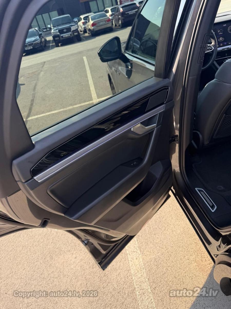 Grey Volkswagen Touareg 2020 in Tallinn, with an engine capacity of 3.00 L and mileage of 119 thousand km for 50000 €, photo 24 on AUTOMOTO.COM.LV