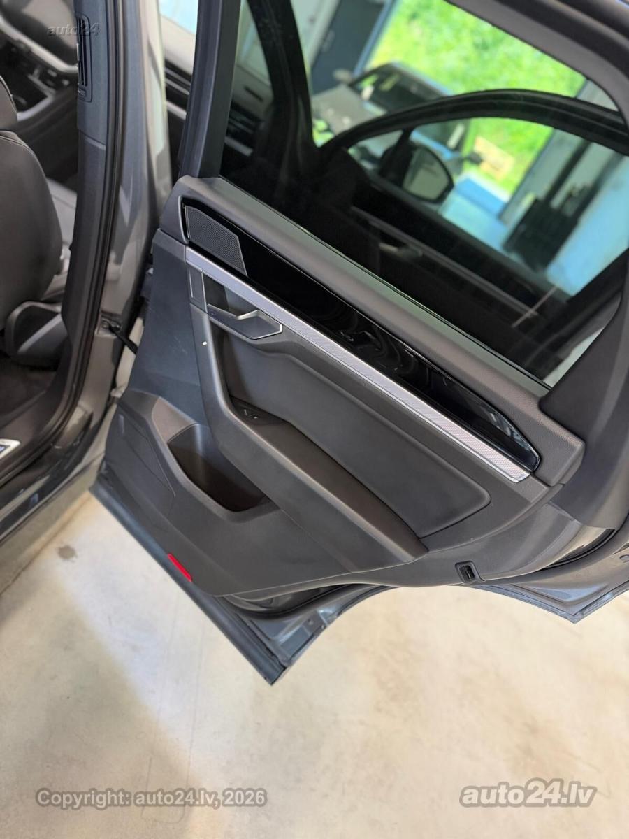 Grey Volkswagen Touareg 2020 in Tallinn, with an engine capacity of 3.00 L and mileage of 119 thousand km for 50000 €, photo 25 on AUTOMOTO.COM.LV
