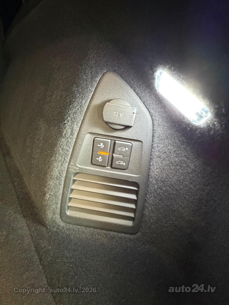 Grey Volkswagen Touareg 2020 in Tallinn, with an engine capacity of 3.00 L and mileage of 119 thousand km for 50000 €, photo 30 on AUTOMOTO.COM.LV