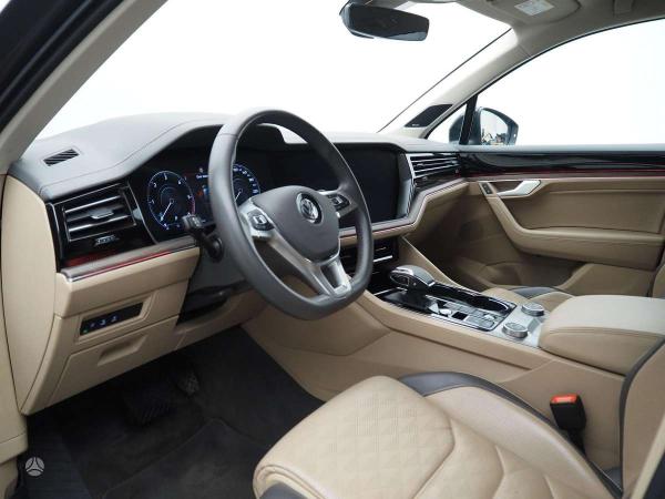 Grey Volkswagen Touareg 2020 in Vilnius, with an engine capacity of 2.97 L and mileage of 184 thousand km for 39000 €, photo 10 on AUTOMOTO.COM.LV
