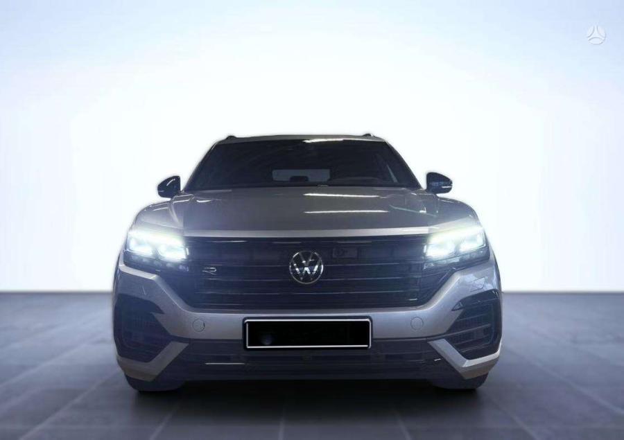 Pelēks Volkswagen Touareg 2021 Viļņa, ar dzinēja tilpumu 3.00 L un nobraukumu 90 tūkst. km par 52999 €, foto 2 vietnē AUTOMOTO.COM.LV
