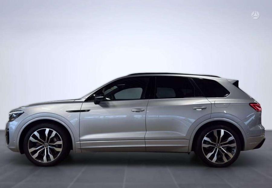 Pelēks Volkswagen Touareg 2021 Viļņa, ar dzinēja tilpumu 3.00 L un nobraukumu 90 tūkst. km par 52999 €, foto 4 vietnē AUTOMOTO.COM.LV