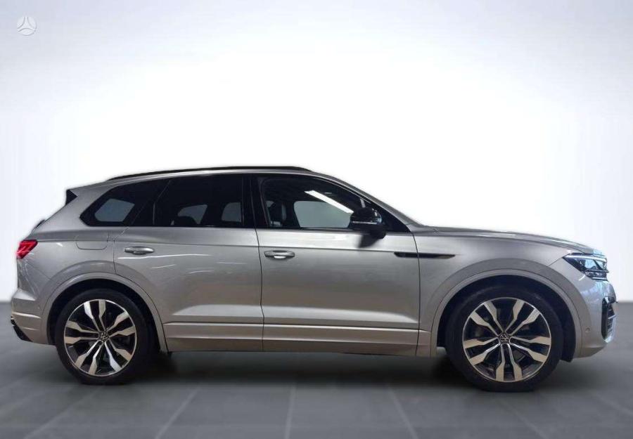 Pelēks Volkswagen Touareg 2021 Viļņa, ar dzinēja tilpumu 3.00 L un nobraukumu 90 tūkst. km par 52999 €, foto 8 vietnē AUTOMOTO.COM.LV