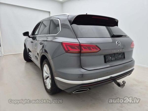 Grey Volkswagen Touareg 2021 in Tallinn, with an engine capacity of 3.00 L and mileage of 179 thousand km for 49800 €, photo 2 on AUTOMOTO.COM.LV